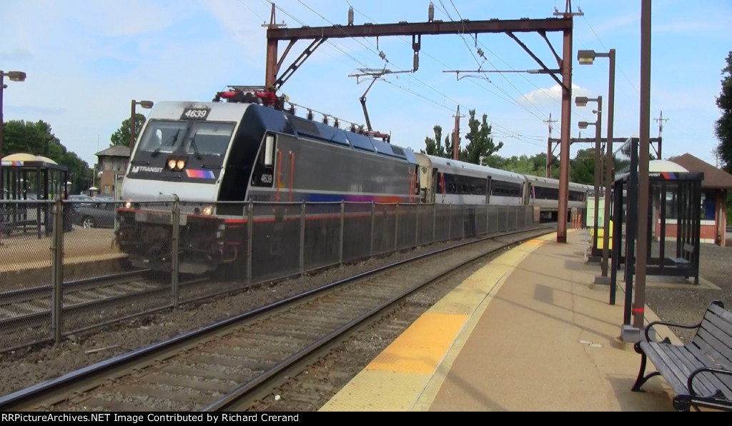 ALP-46A 4639 Pulling Train 6639